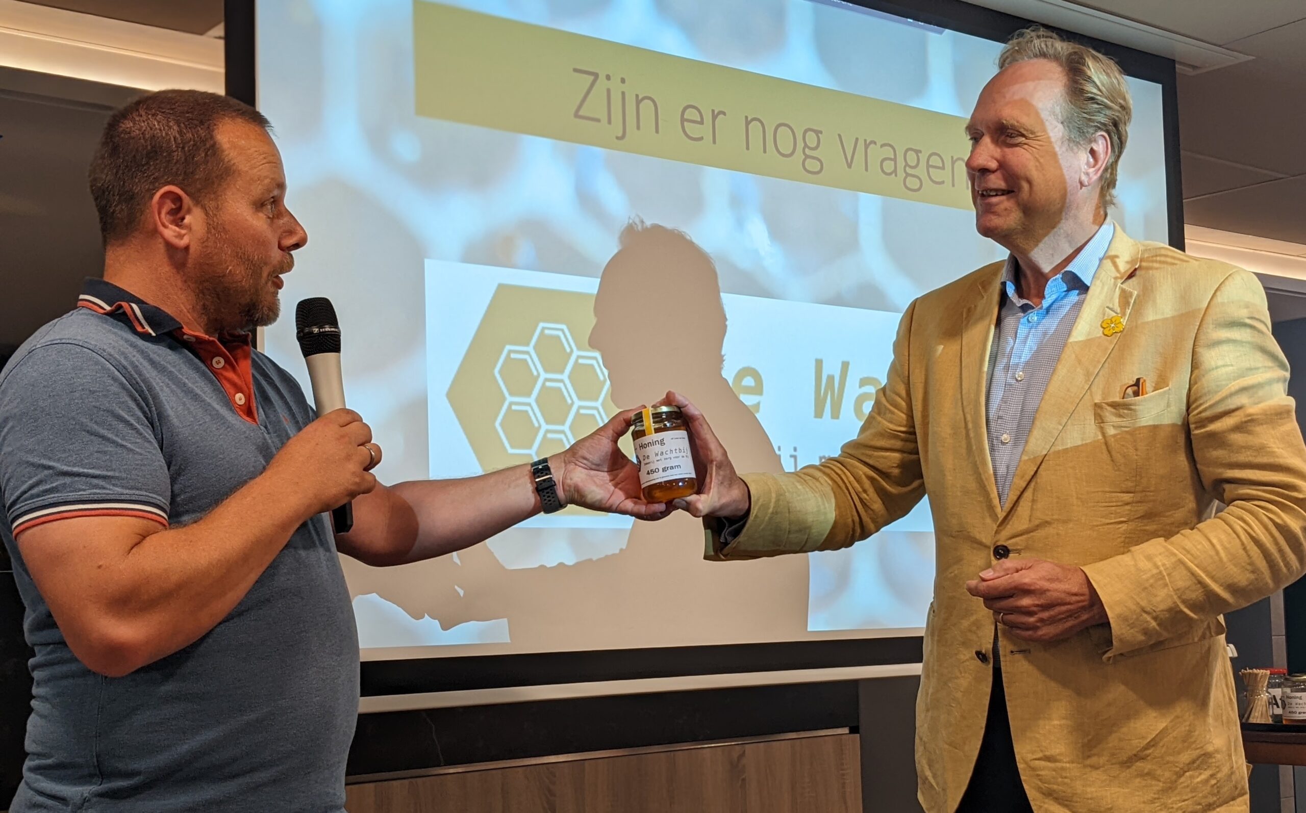 Met de ontvangst van het eerste potje honing is de cirkel rond ...